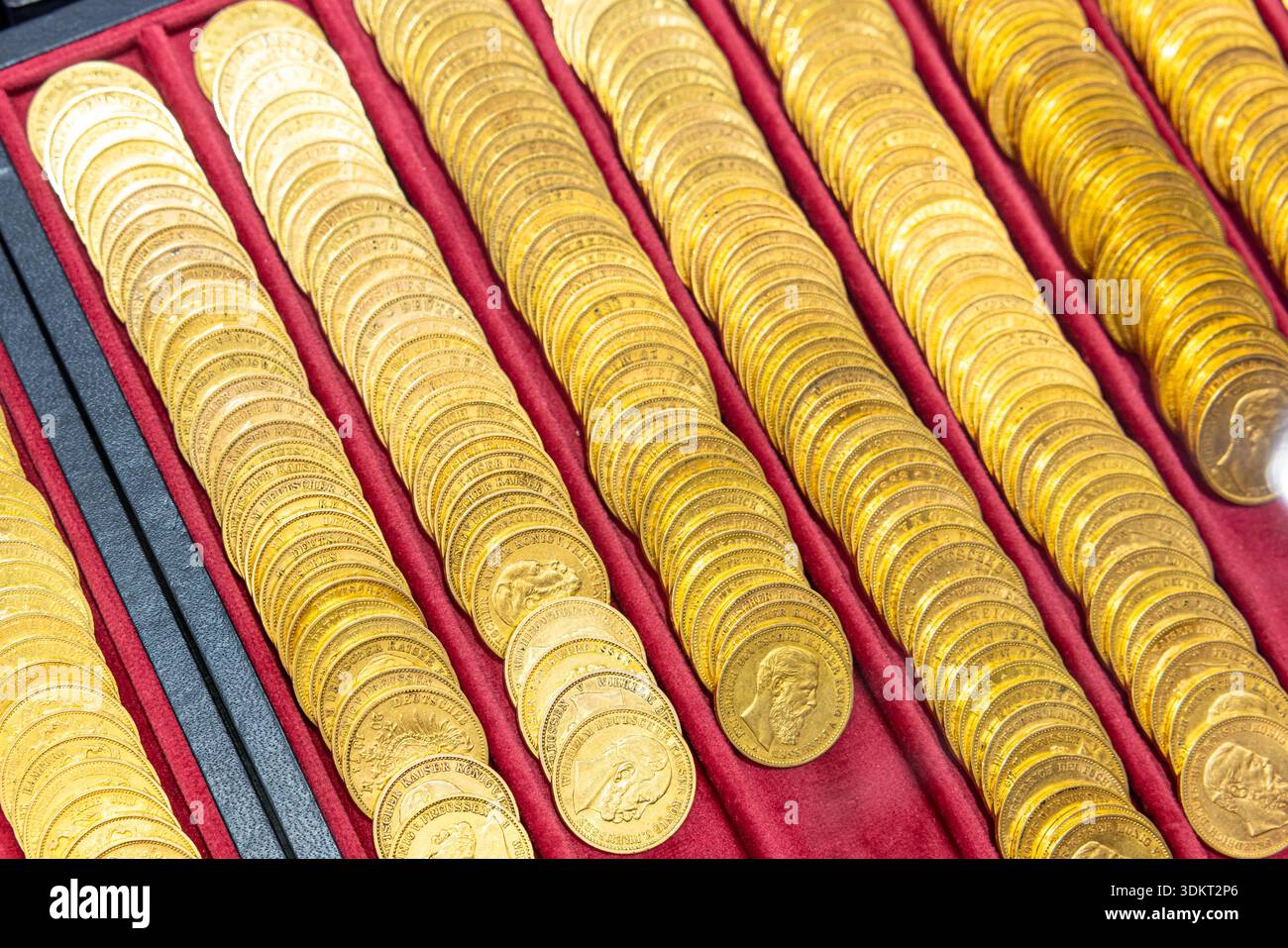 Gold. Deutschland, Berlin am 31. Januar 2026: Viele alte Goldmünzen ...