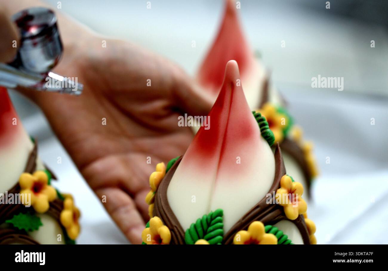 Artisans make creative flower buns for the upcoming Spring Festival in ...