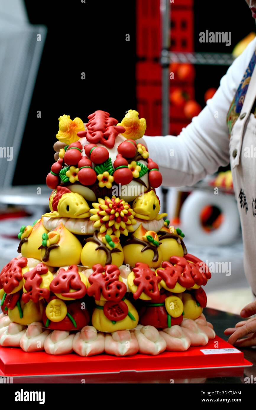 Artisans make creative flower buns for the upcoming Spring Festival in ...