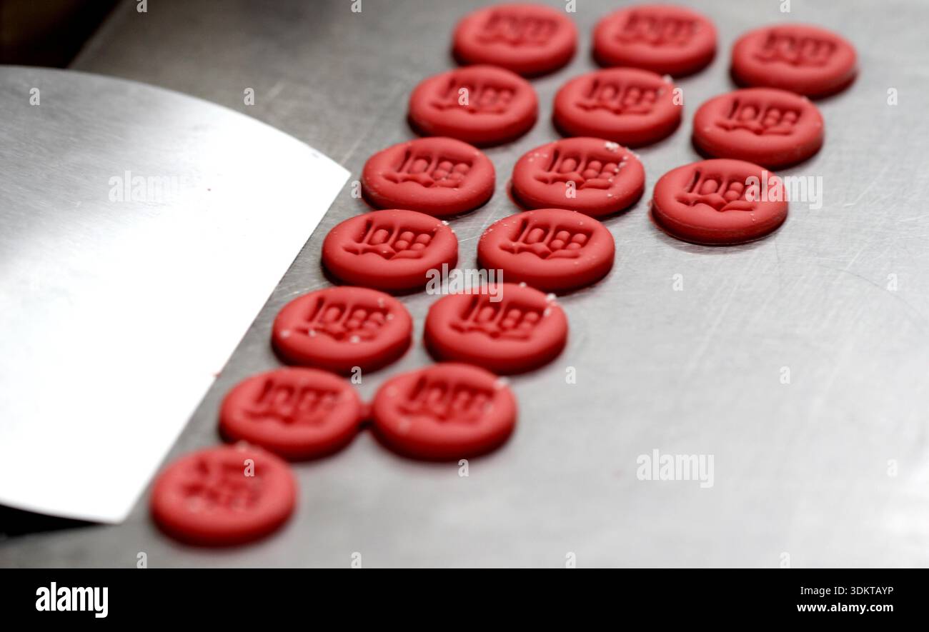 Artisans make creative flower buns for the upcoming Spring Festival in ...