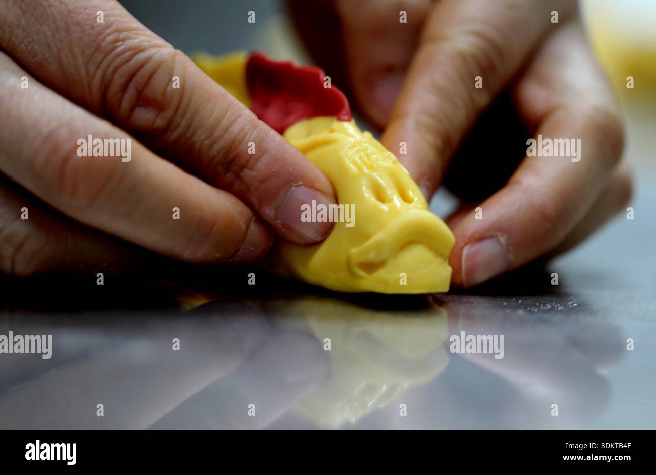 Artisans make creative flower buns for the upcoming Spring Festival in ...