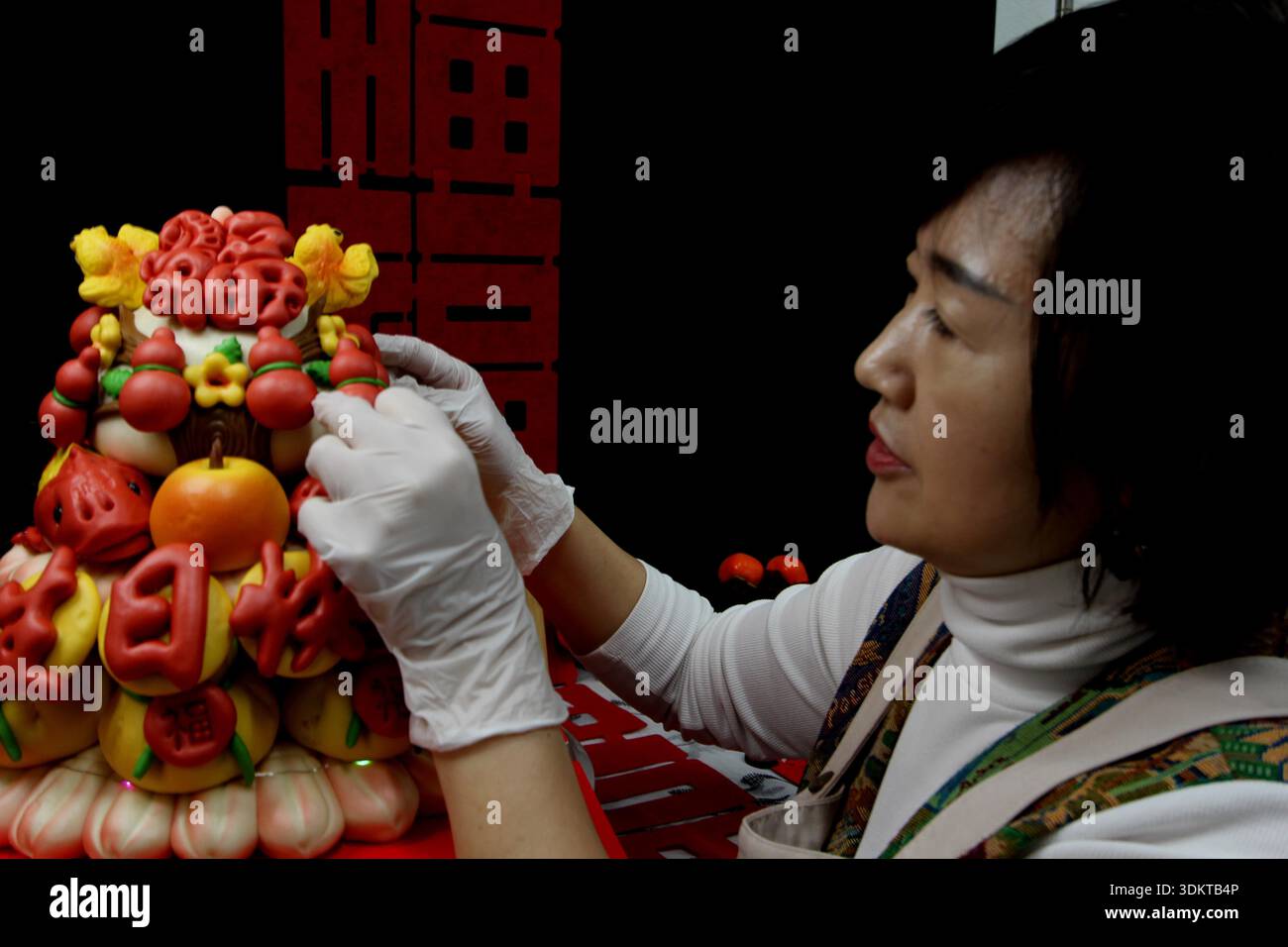 Artisans make creative flower buns for the upcoming Spring Festival in ...