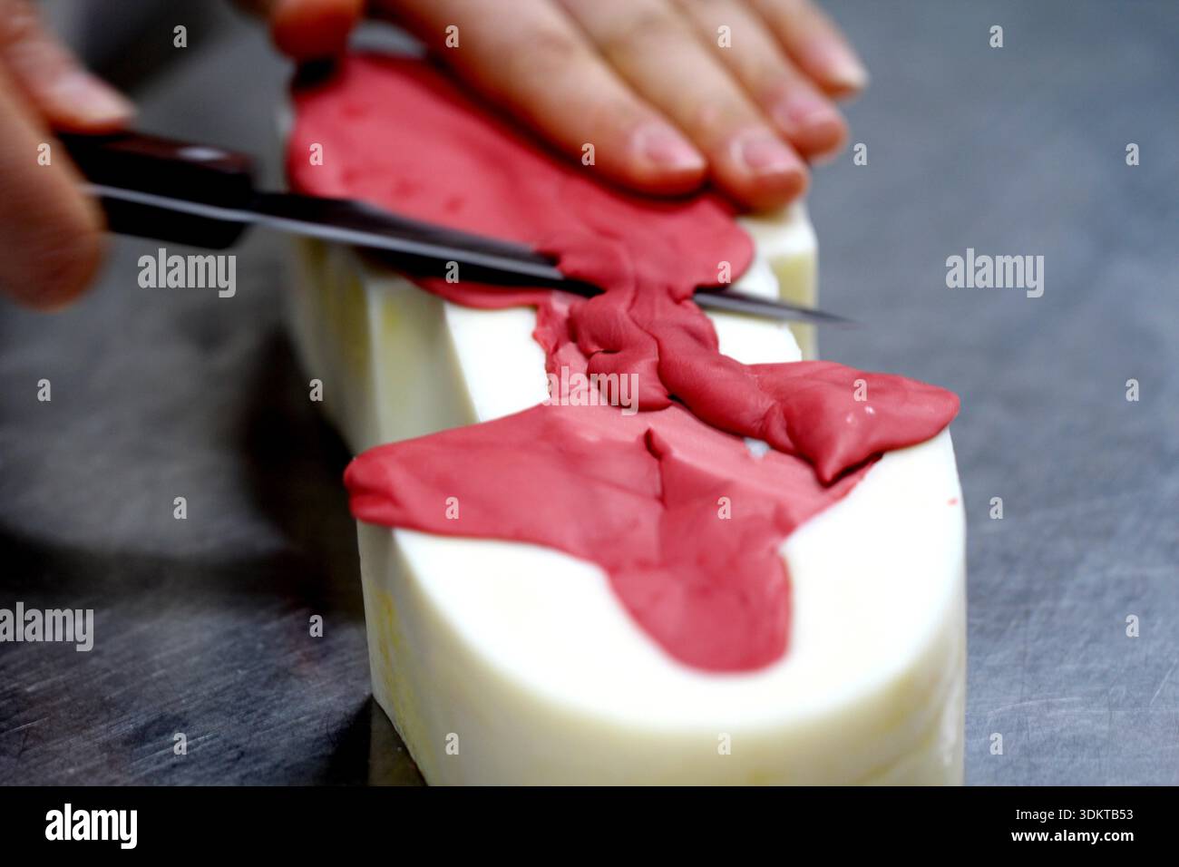 Artisans make creative flower buns for the upcoming Spring Festival in ...