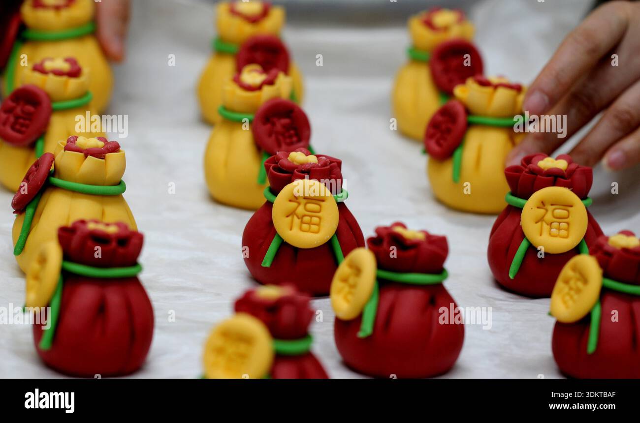 Artisans make creative flower buns for the upcoming Spring Festival in ...