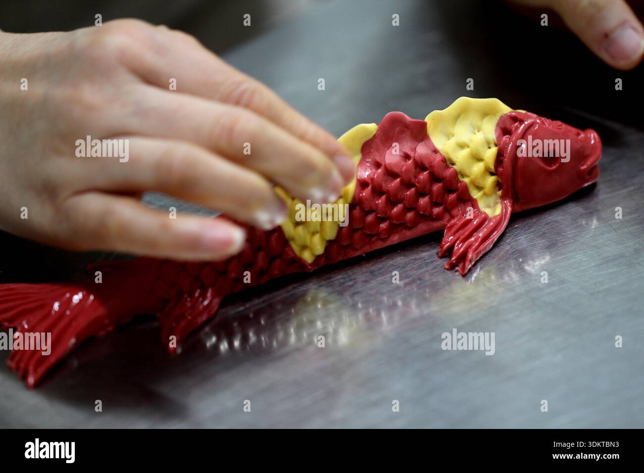 Artisans make creative flower buns for the upcoming Spring Festival in ...