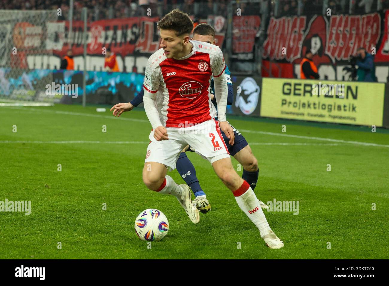 Michael Kostka (2, RWE) Rot-Weiss Essen (RWE, Rot Weiß Essen) gegen den ...