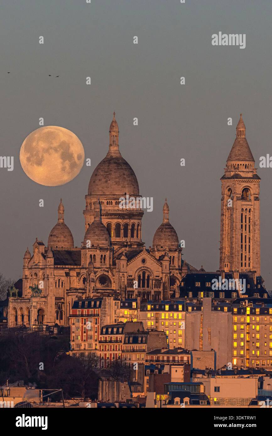 (260202) -- PARIS, Feb. 2, 2026 (Xinhua) -- A full snow moon is seen ...