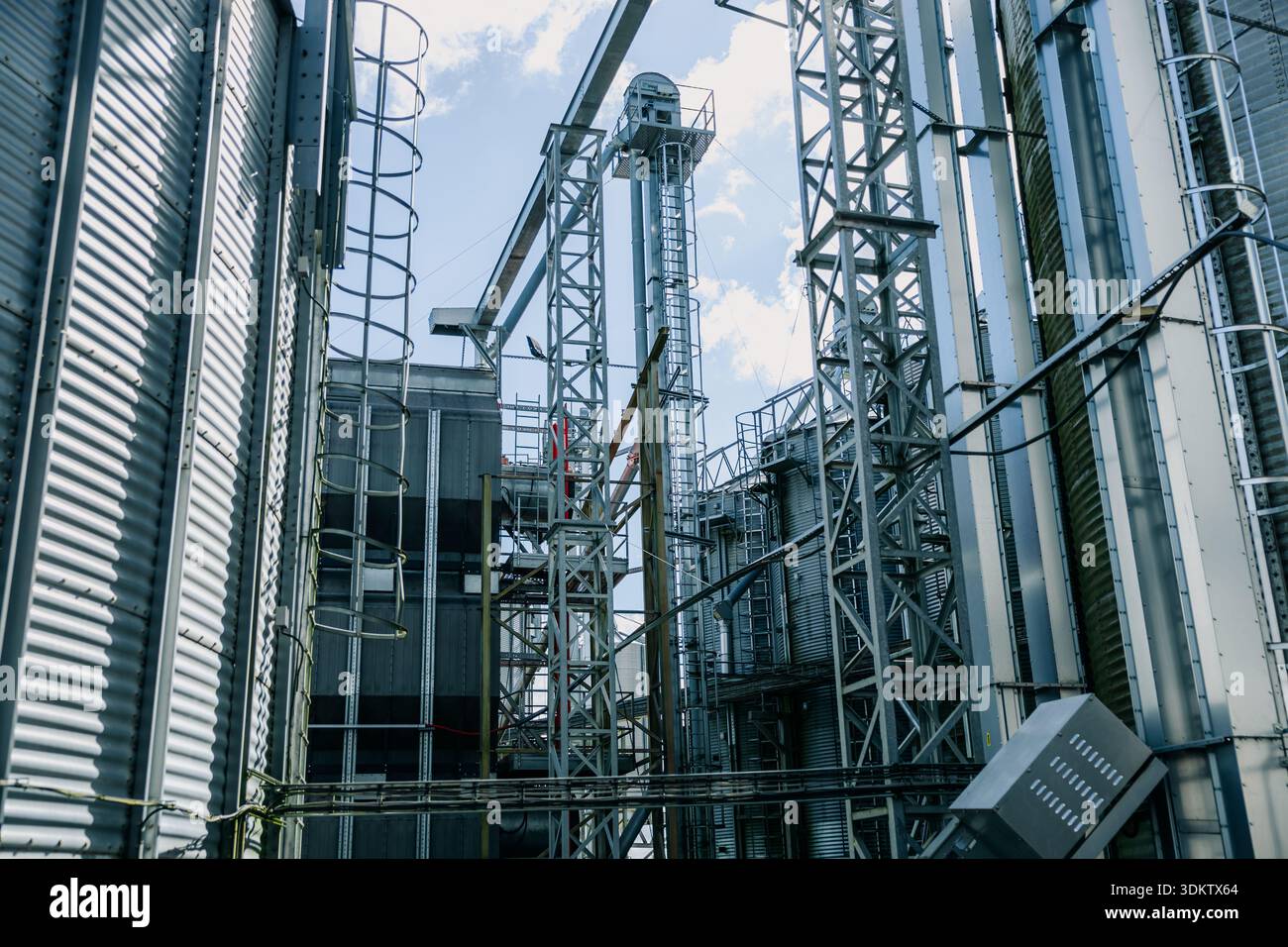 Industrial facility towering metal hi-res stock photography and images ...