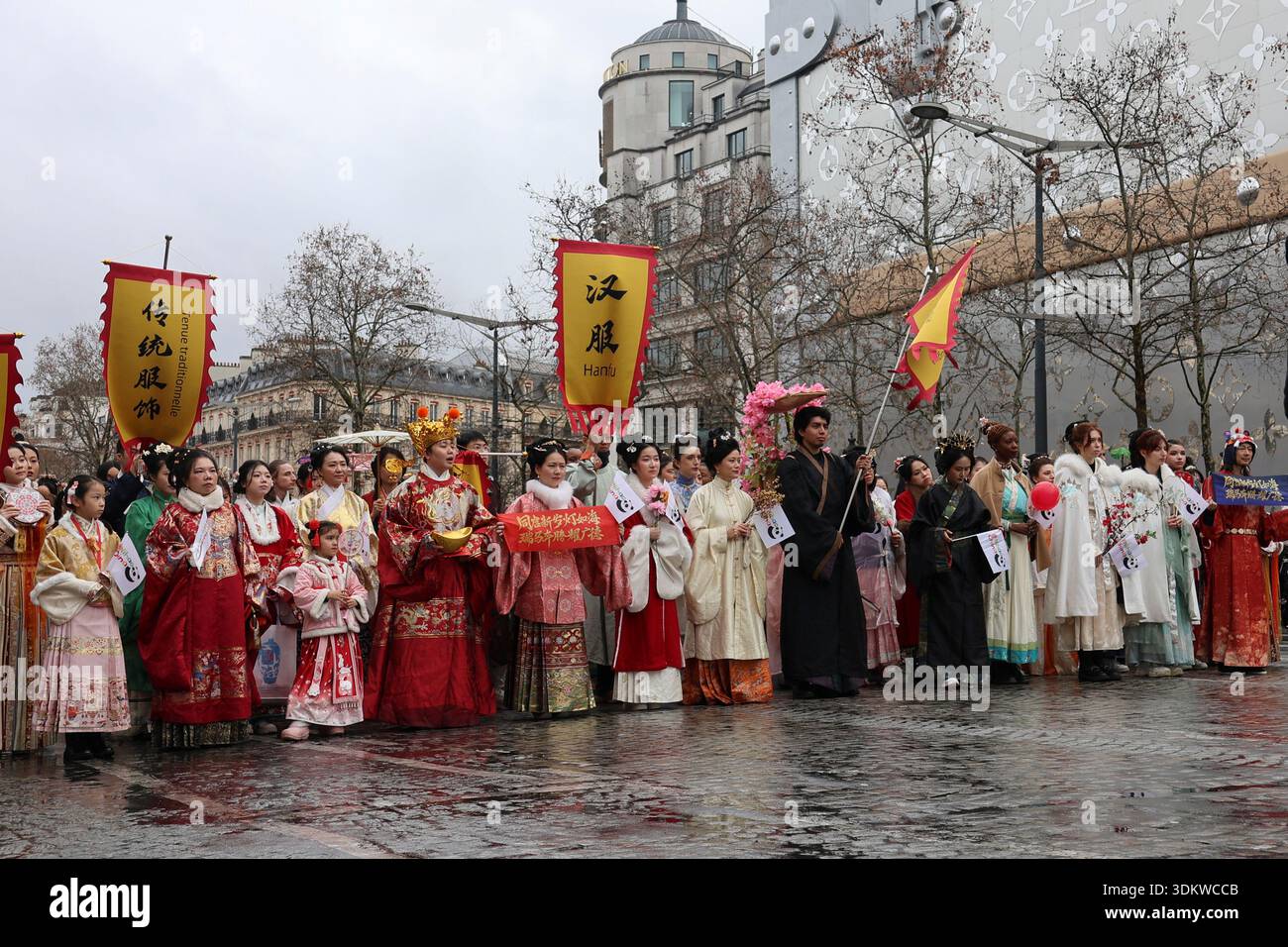 (260202) -- PARIS, Feb. 2, 2026 (Xinhua) -- People in Chinese ...