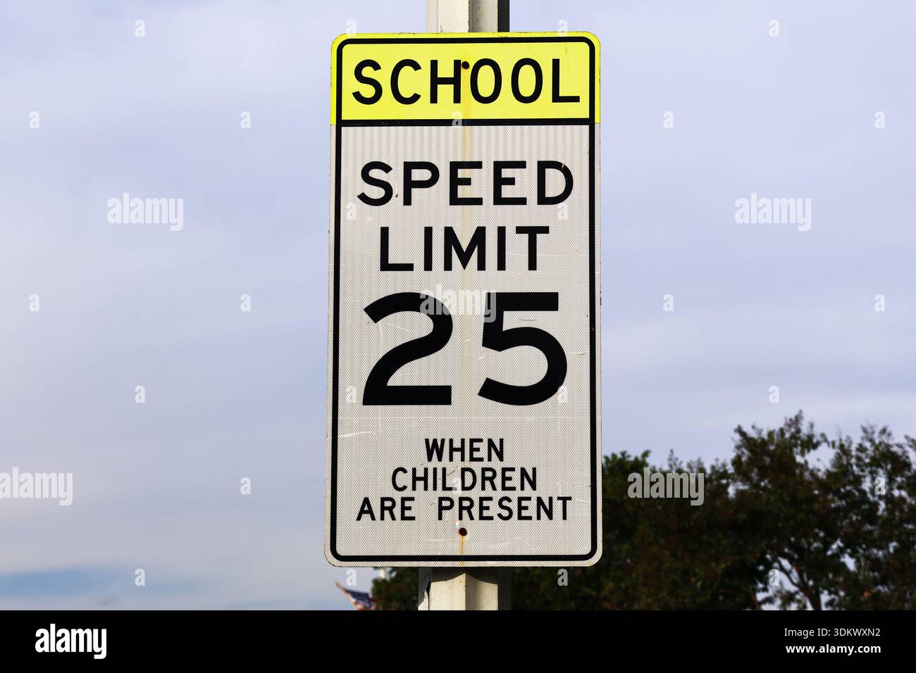 School Zone Speed Limit 25 Sign Stock Photo - Alamy