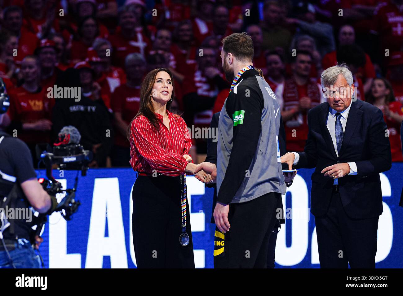 Koenigin Mary von Daenemark uebergibt Medaille an Andreas Wolff ...