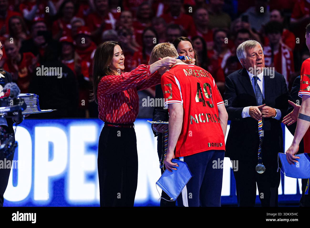 Koenigin Mary von Daenemark uebergibt Medaille an Frederik Bo Andersen ...