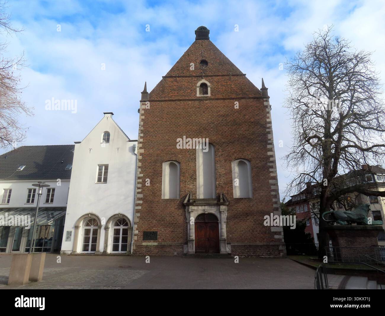 dieses Ensemble war einmal ein Franziskaner Kloster mit Kirche...lang ...