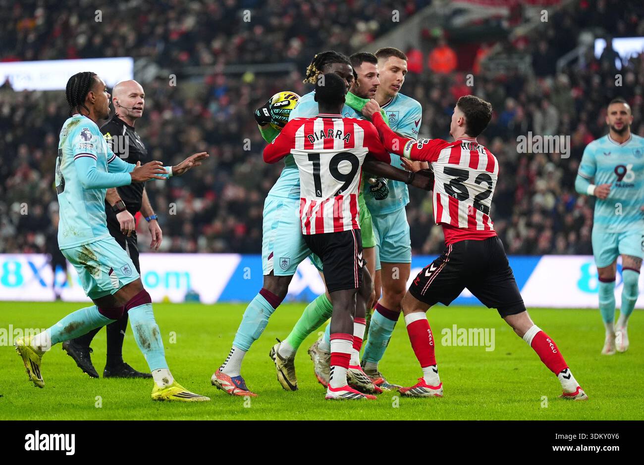 Tempers fray between Burnley goakeeper Martin Dubravka and Sunderland's ...