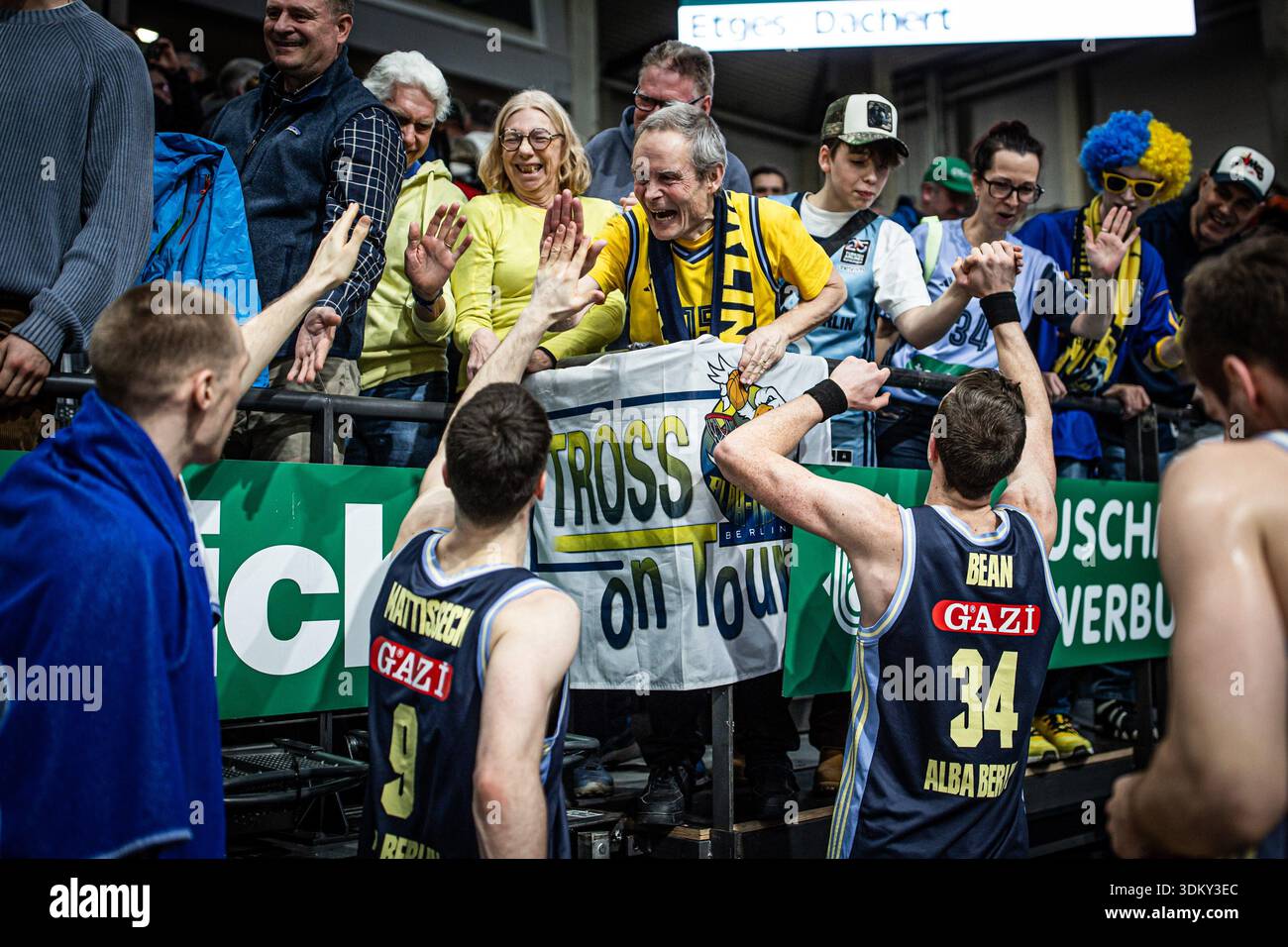 Jonas Mattisseck (Alba Berlin) und Justin Bean (Alba Berlin) feiern mit ...