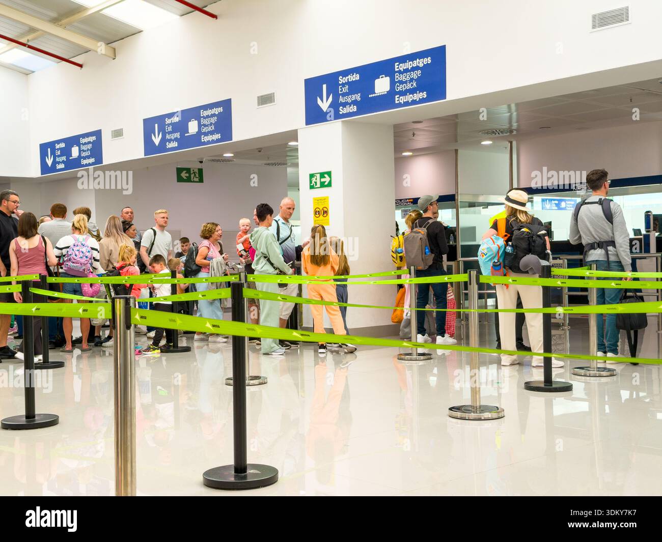 Queue line in airport smartphone stock photos and images - Alamy