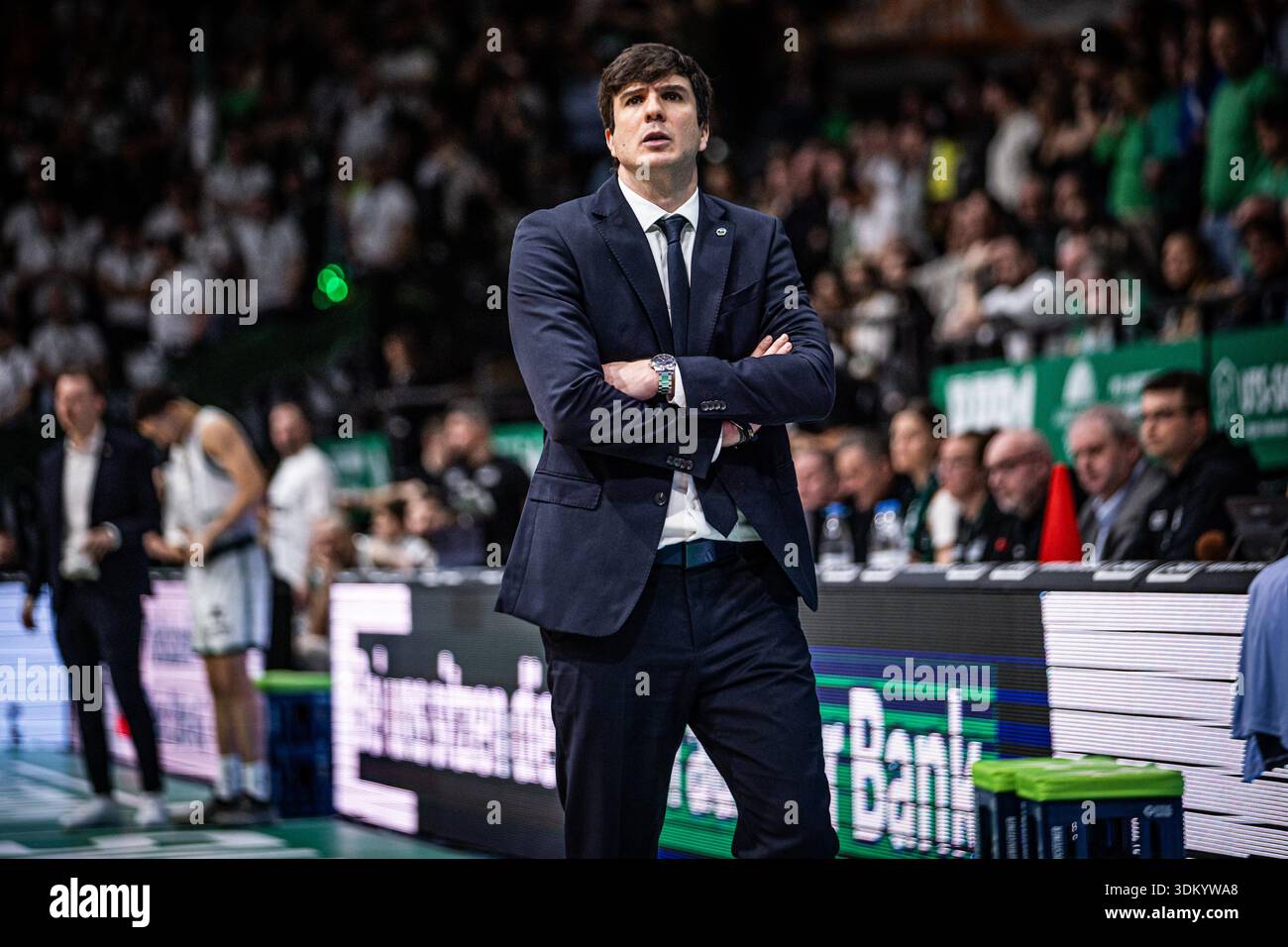 Pedro Calles (Trainer / Alba Berlin) an der Seitenlinie, Vet Concept ...
