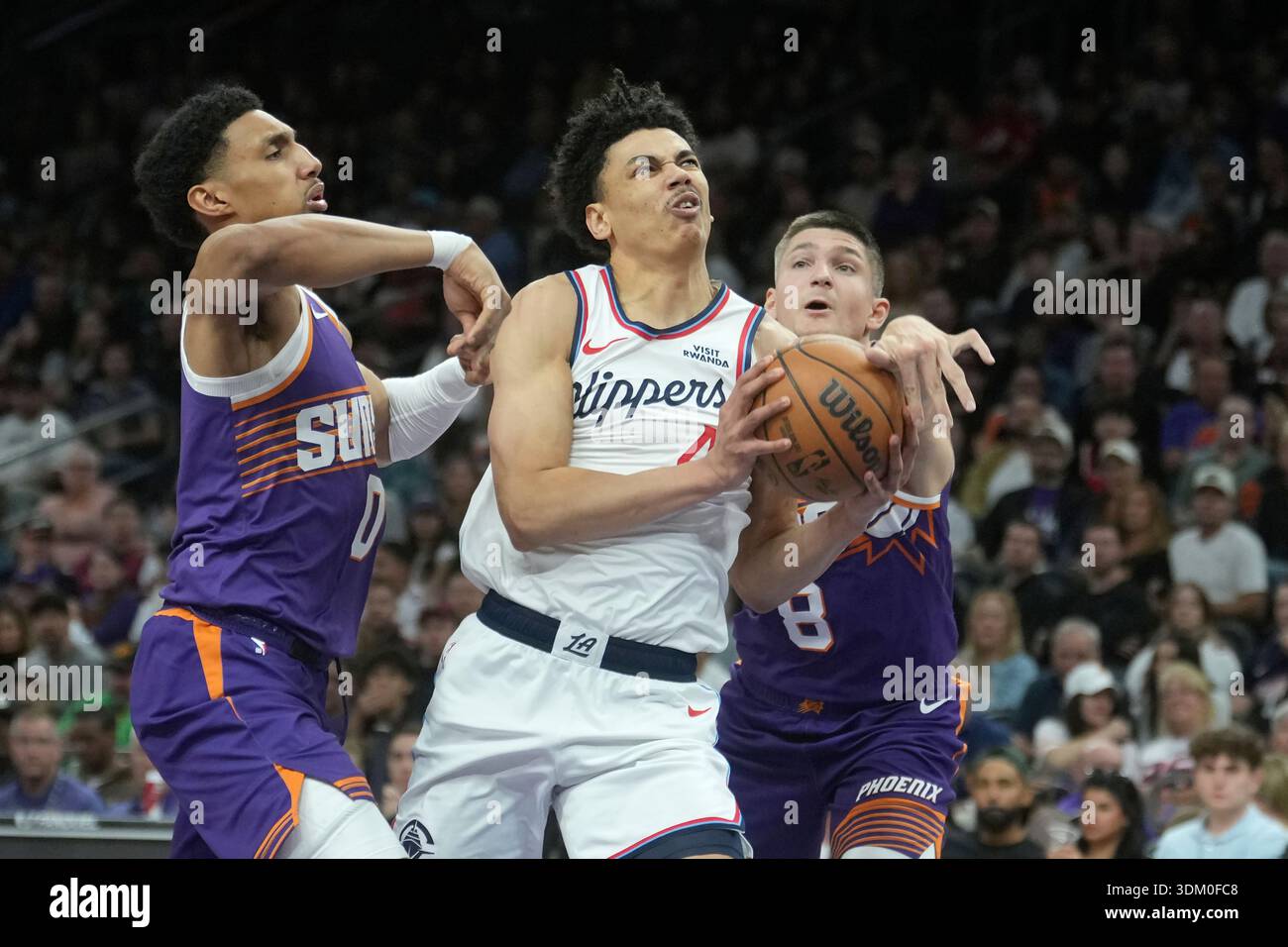 Los Angeles Clippers guard Kobe Sanders, center, drives past Phoenix ...