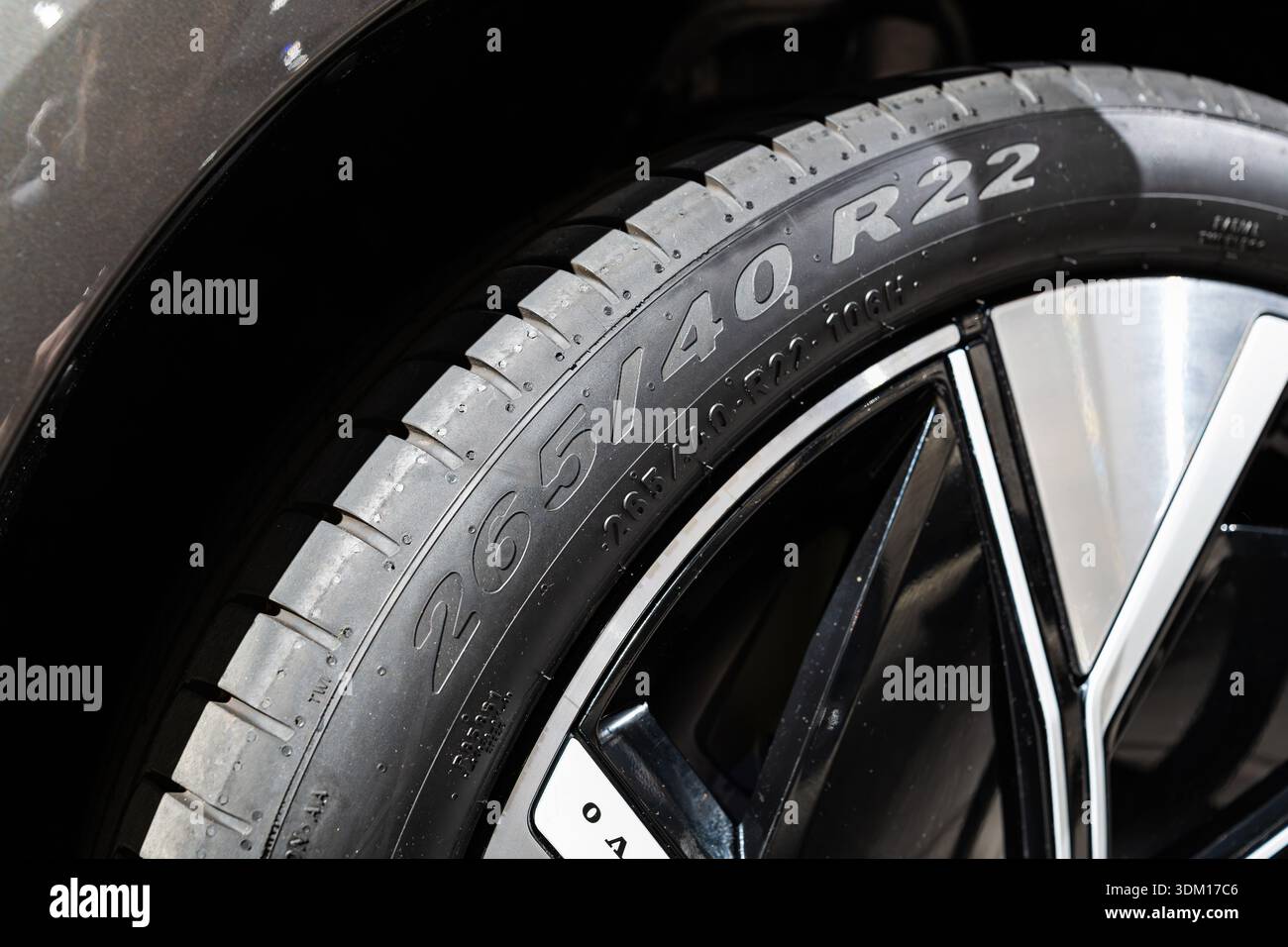 265 40 r22 hi-res stock photography and images - Alamy