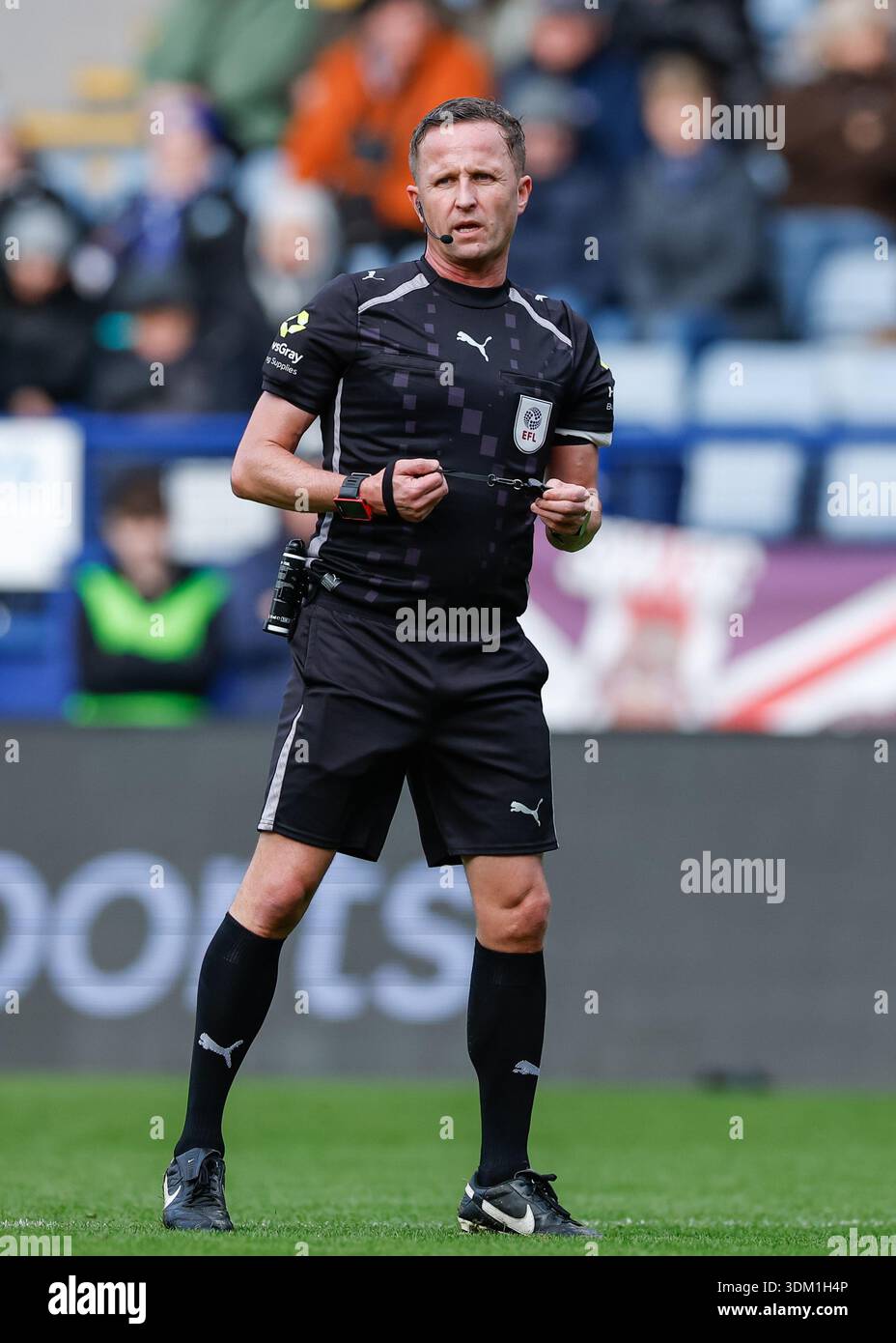 Referee David Webb during the Sky Bet Championship match at ...