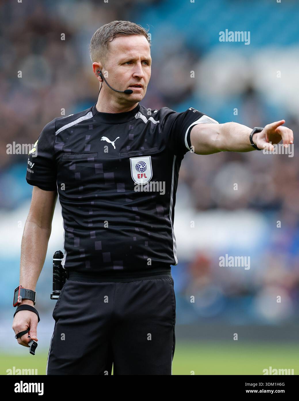 Referee David Webb during the Sky Bet Championship match at ...