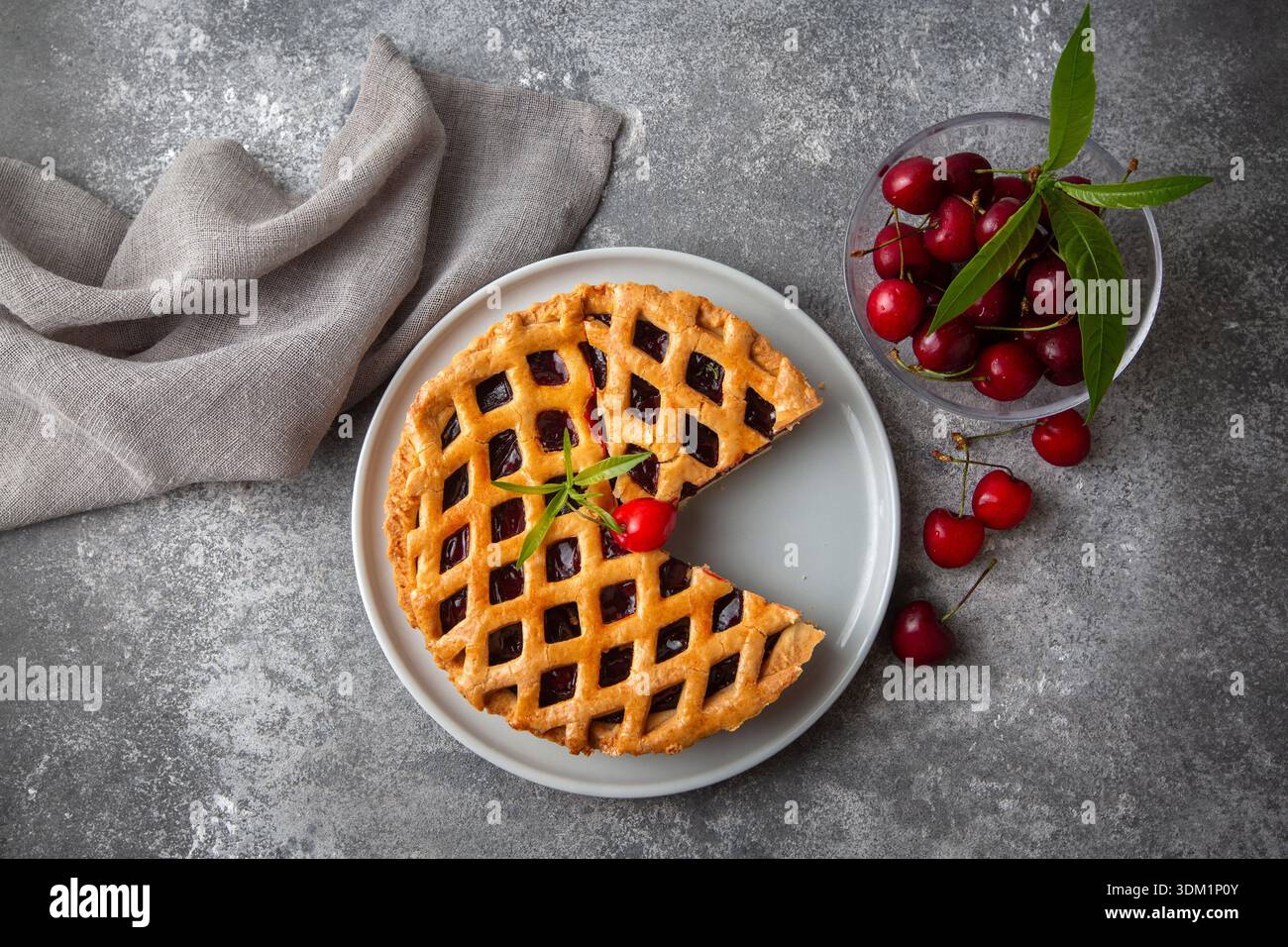 Delicious cherry pie with fresh cherries Stock Photo - Alamy