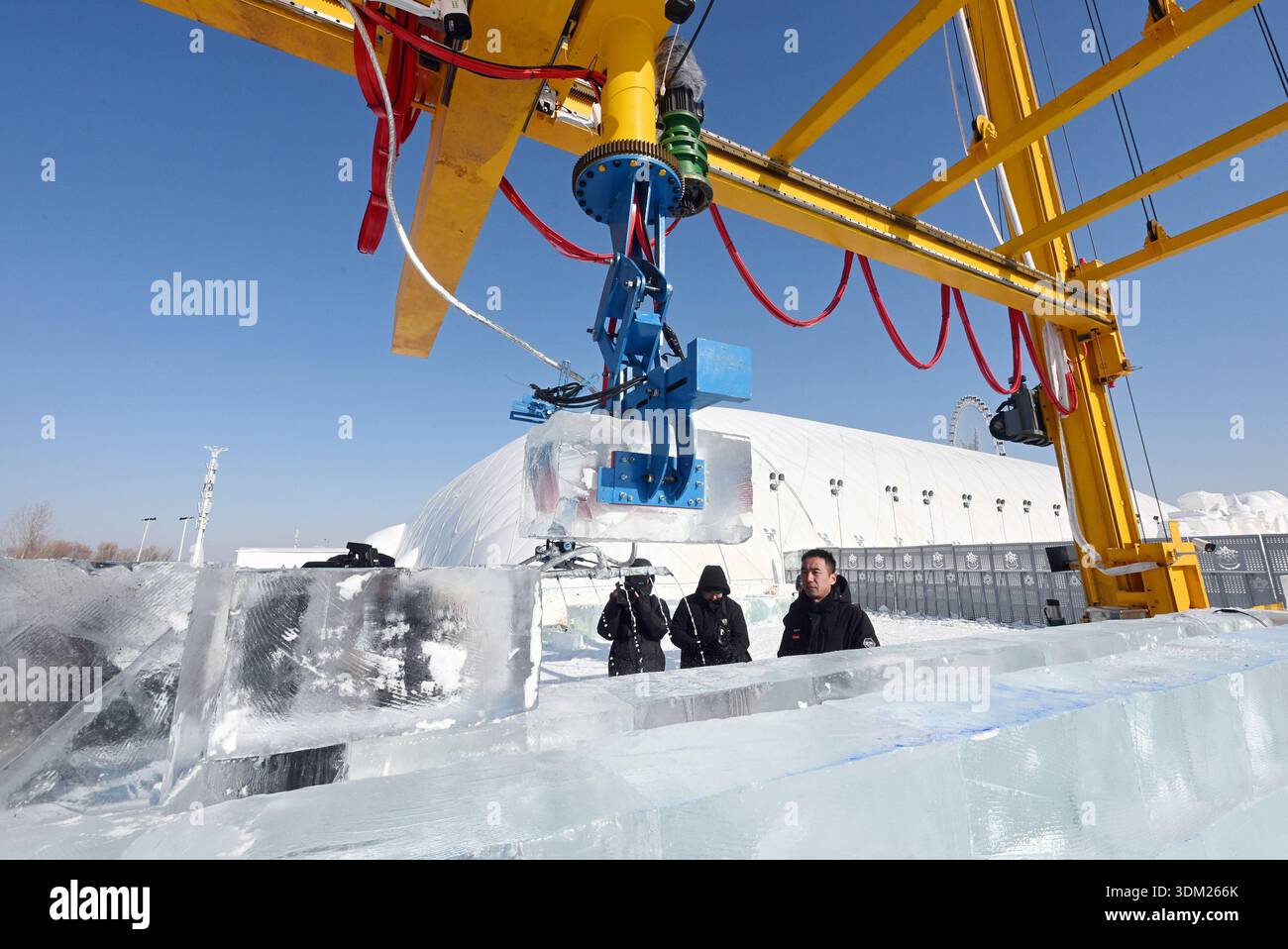 (260203) -- HARBIN, Feb. 3, 2026 (Xinhua) -- An automated ice block ...