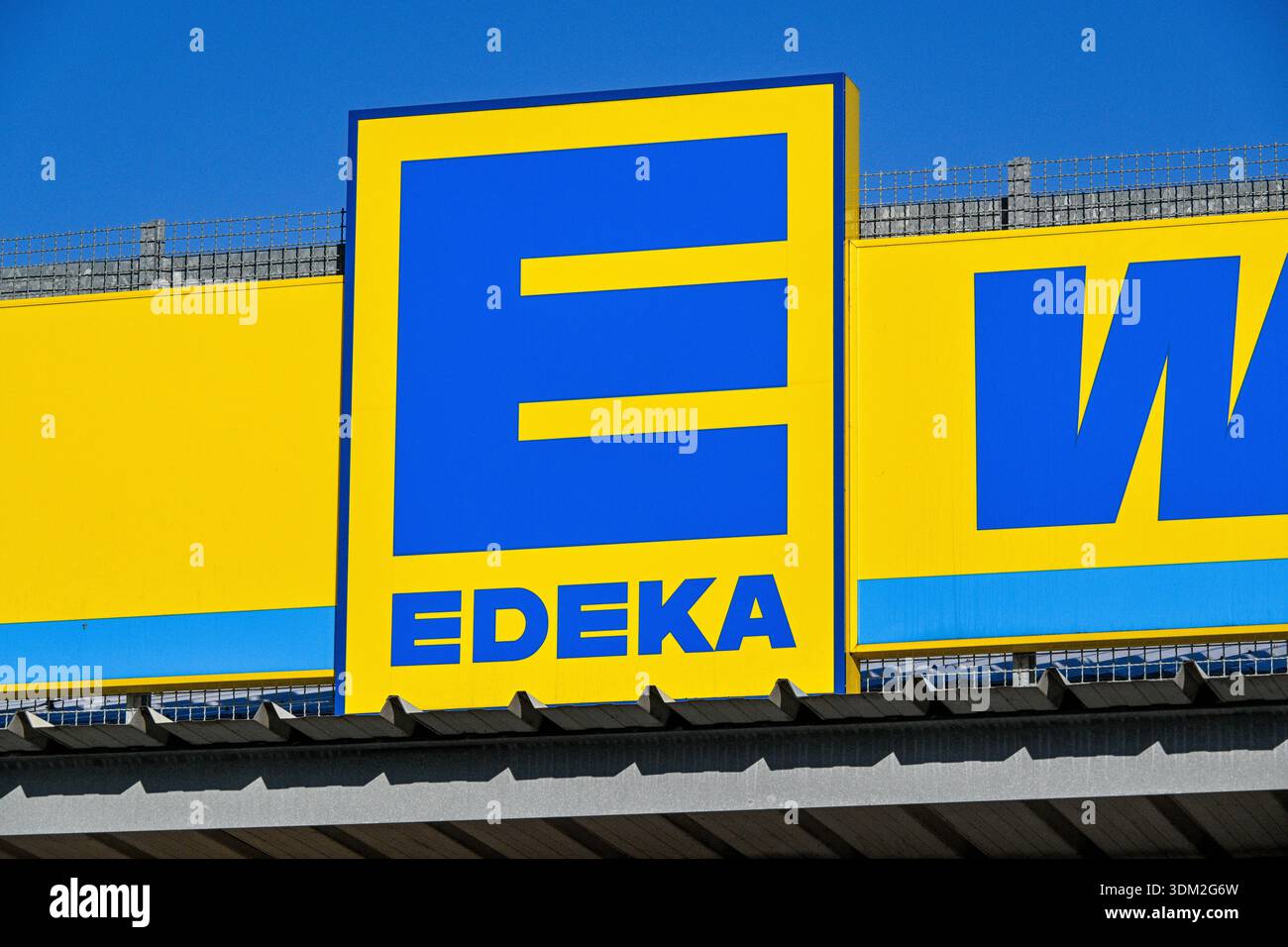 EDEKA Blick auf das Firmenlogo von EDEKA. *** EDEKA View of the EDEKA ...