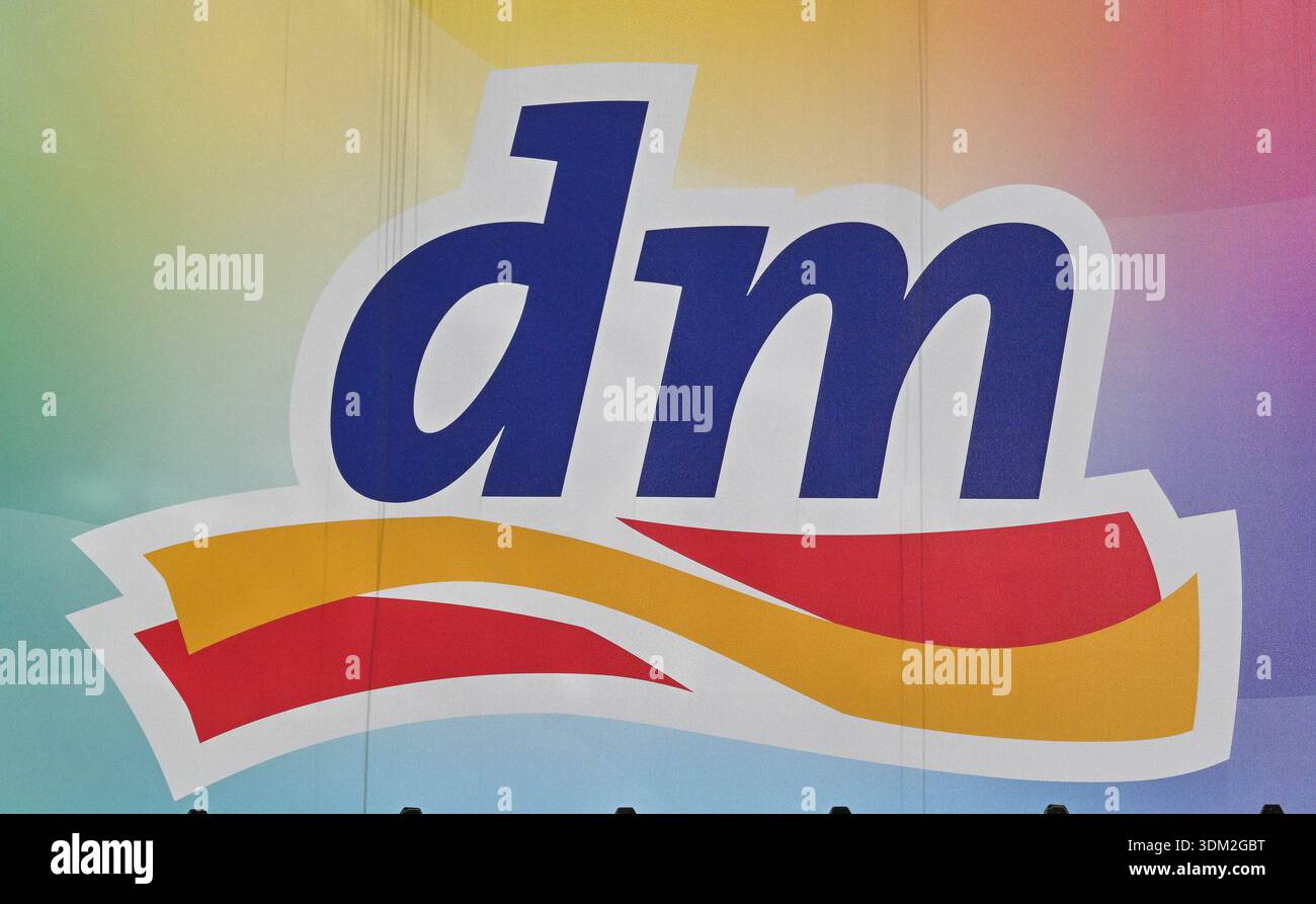 dm Drogerie Blick auf das Firmenlogo vom dm Drogeriemarkt. *** dm ...