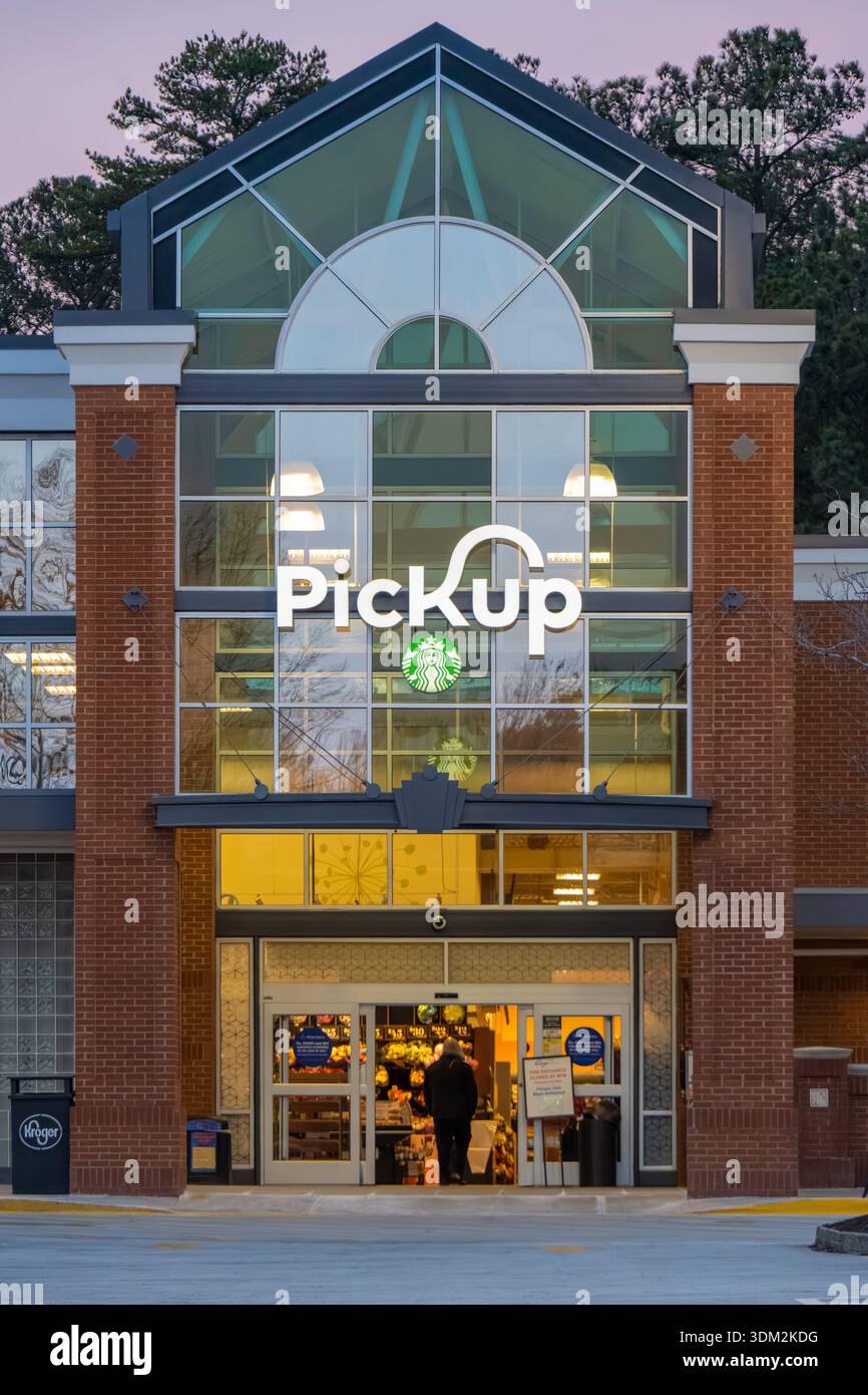 Kroger supermarket with lighted signage for Kroger's grocery Pickup ...