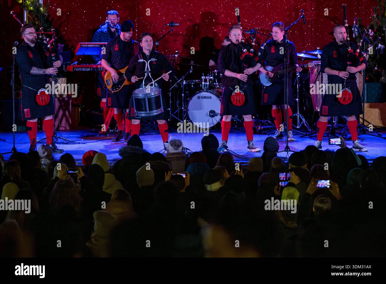 Edinburgh Christmas, Red Hot Chilli Pipers Stock Photo - Alamy