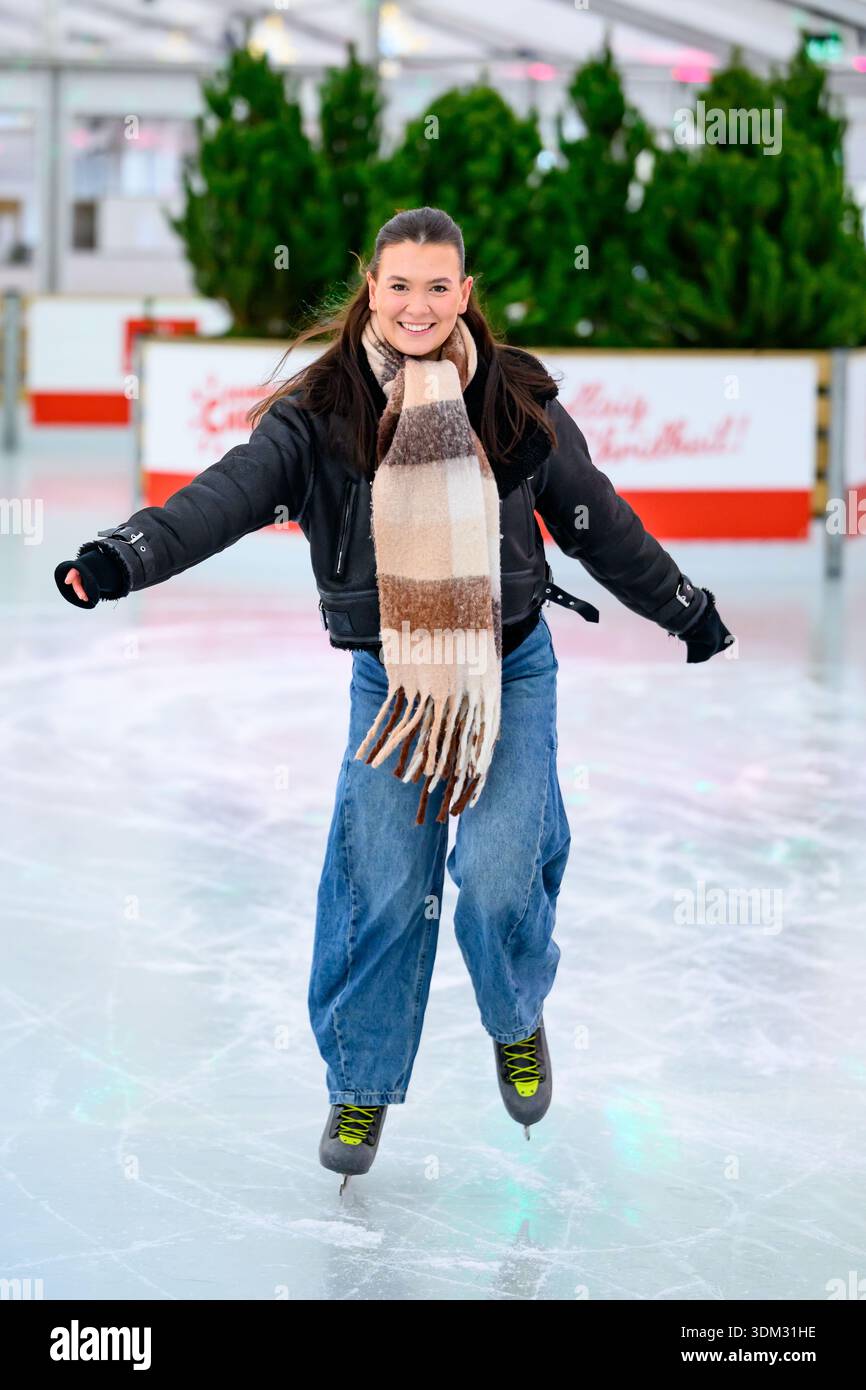 Edinburgh Christmas, Ice Rink and Ice Bar Stock Photo - Alamy