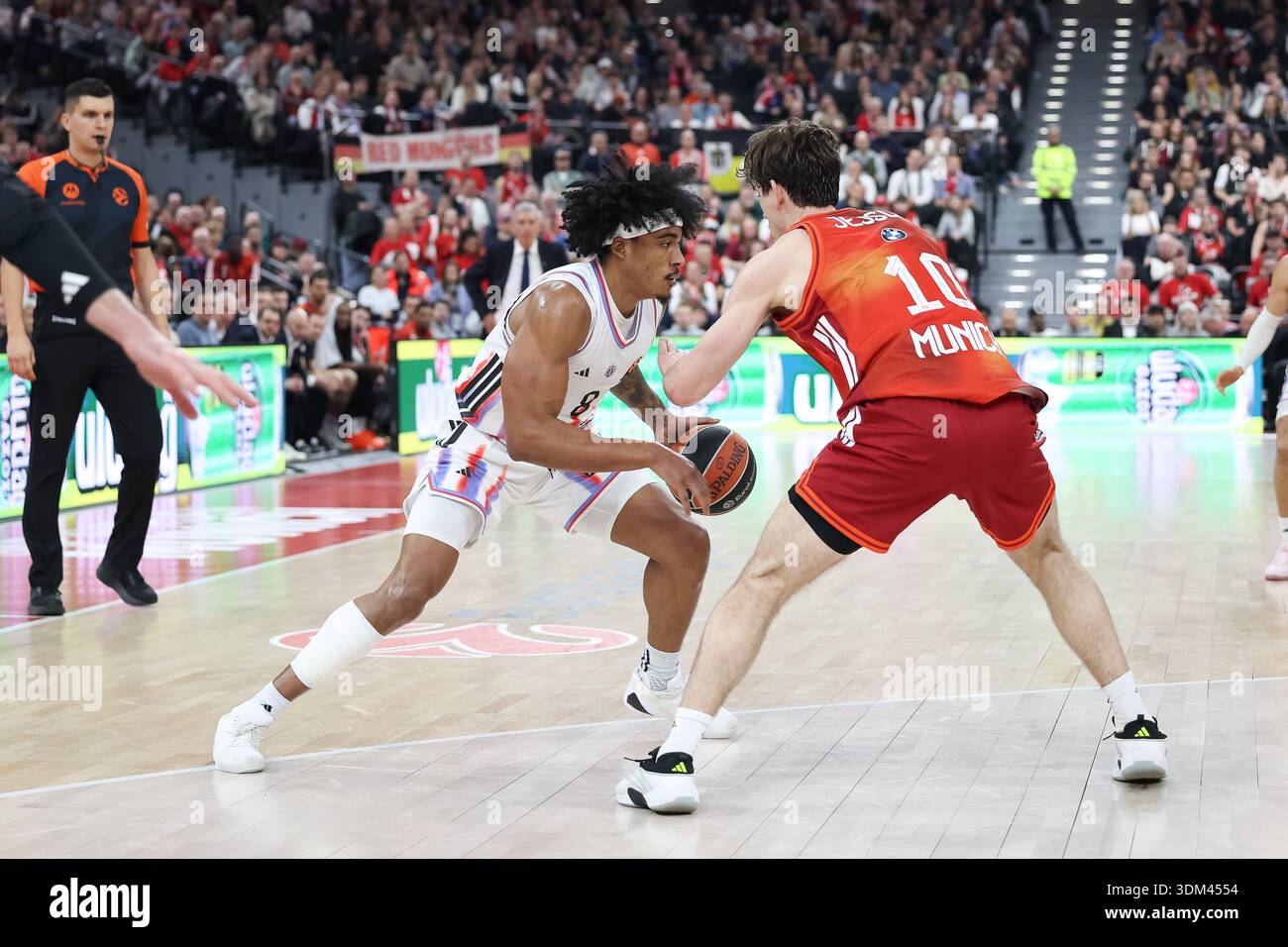 Jared Rhoden (Paris Basketball, #08) mit Justinian Jessup (FC Bayern ...