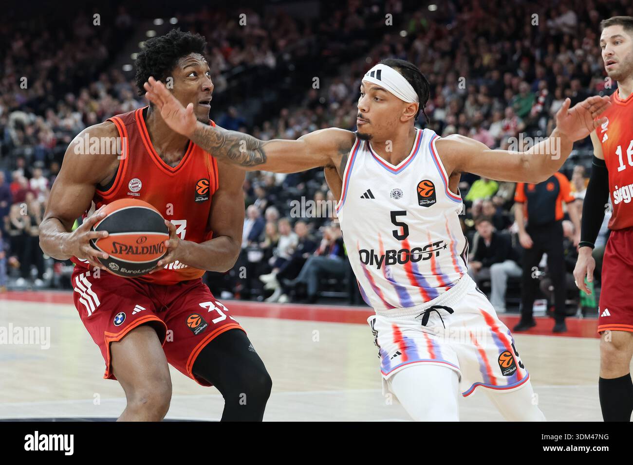 David McCormack (FC Bayern Basketball, #33) mit Justin Robinson (Paris ...