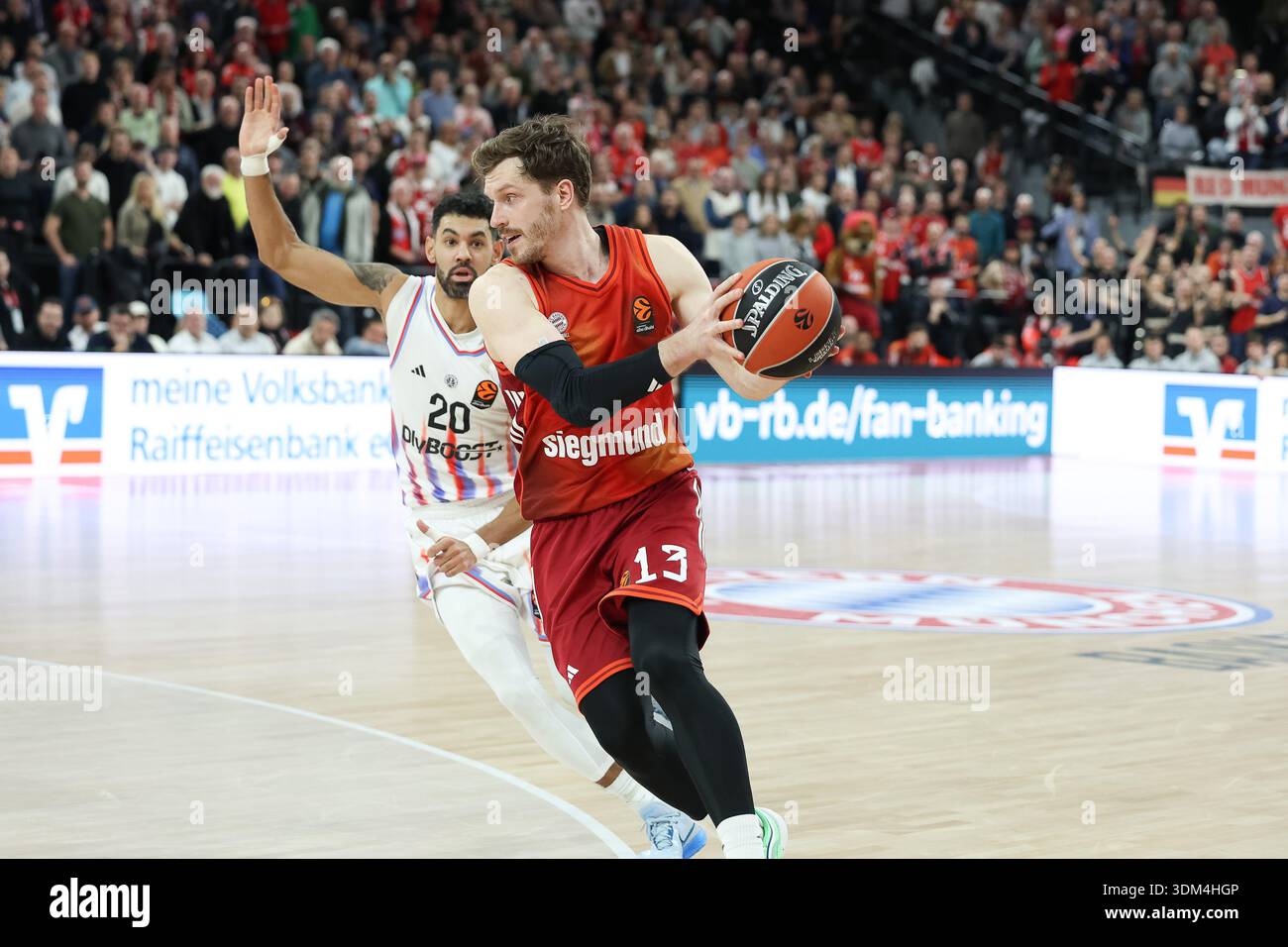 Andreas Obst (FC Bayern Basketball, #13) mit Jeremy Morgan (Paris ...