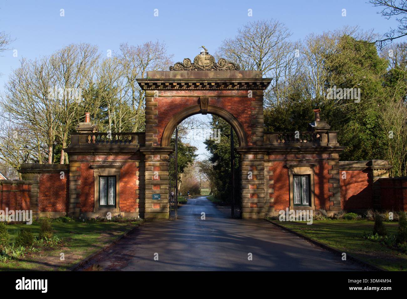House facade driveway archway hi-res stock photography and images - Alamy