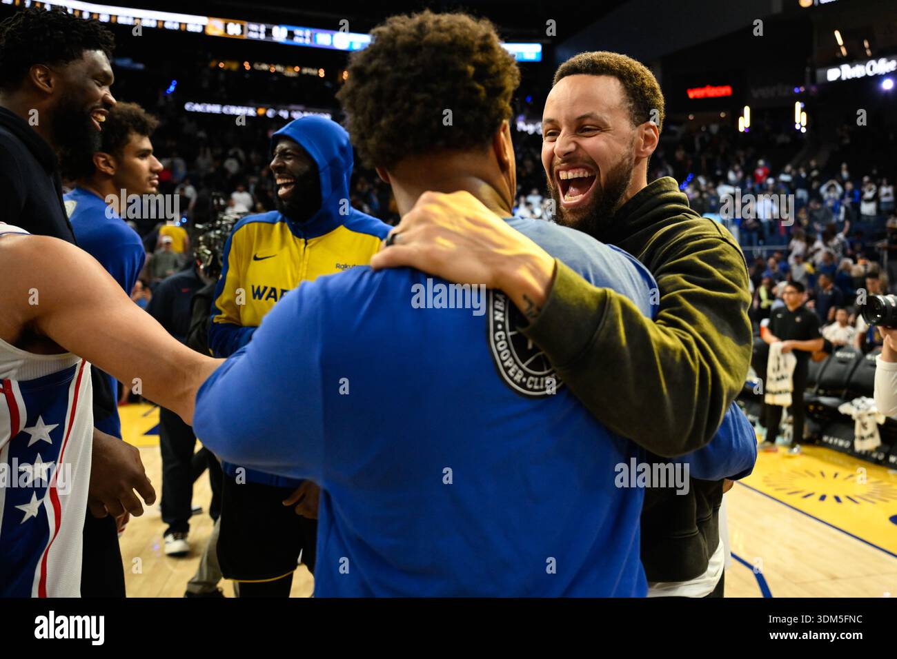 Golden State Warriors guard Stephen Curry, right, talks with ...