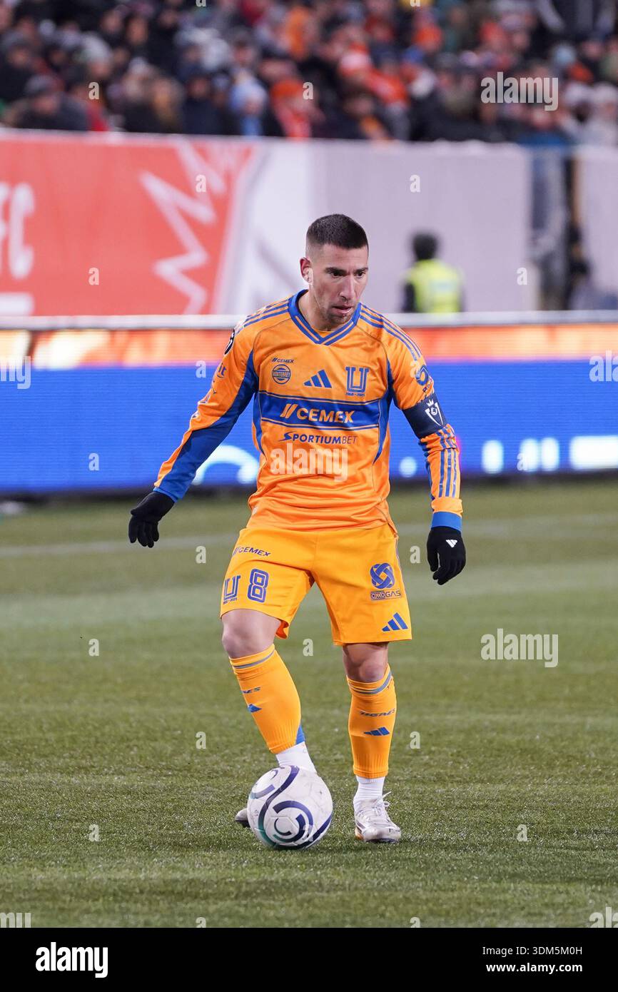 Fernando Gorriarán #8 of Tigres UANL drives the ball forward during the ...