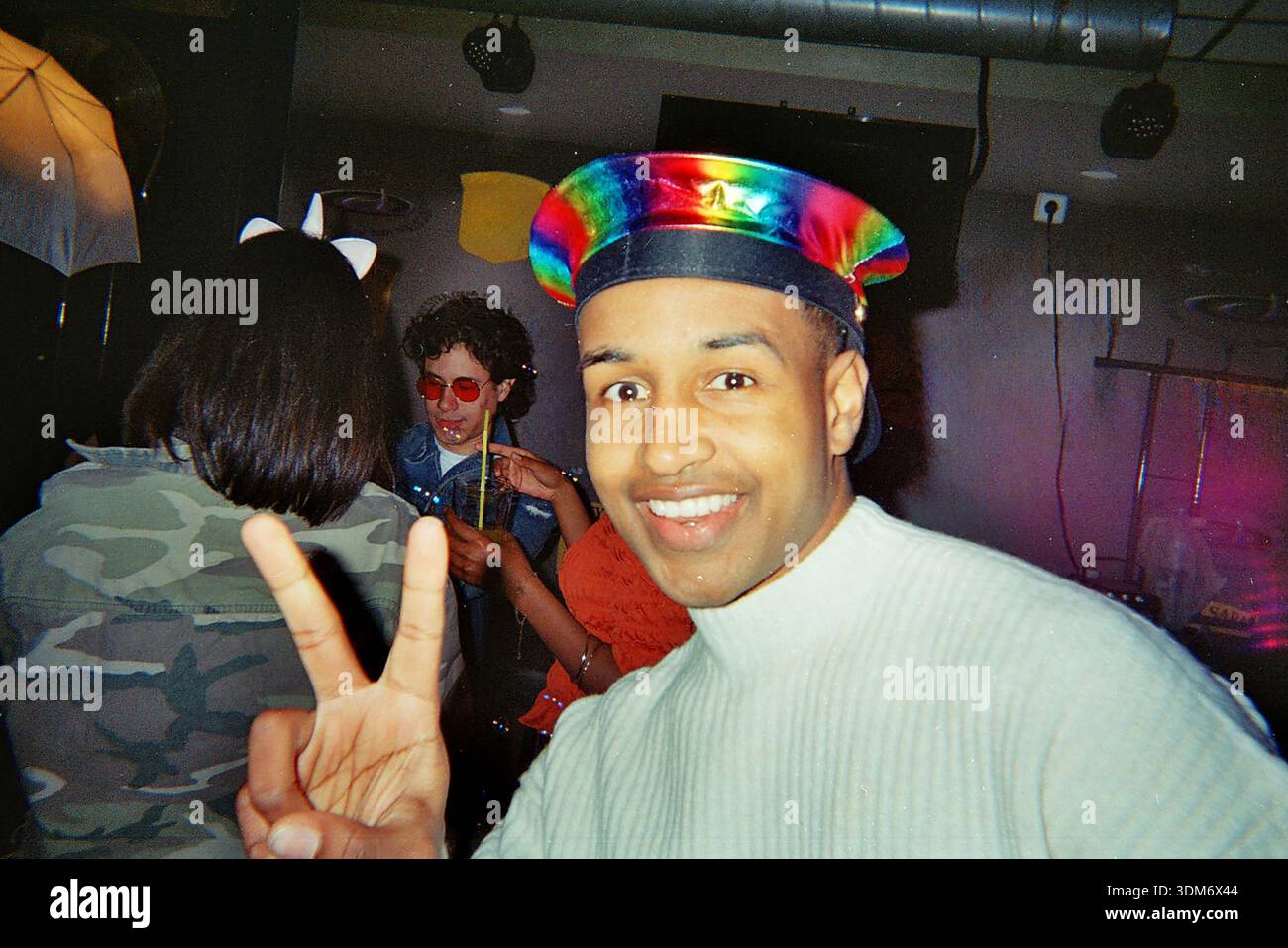 People making a peace sign hi-res stock photography and images - Alamy