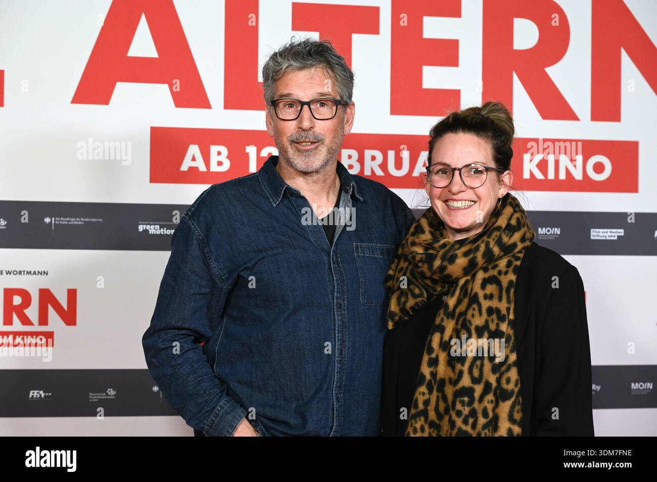 Regisseur Wolfgang Groos mit seiner Frau Jasmin kommt zur Premiere des ...