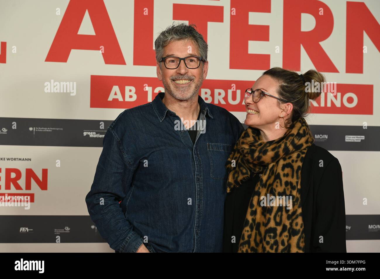 Regisseur Wolfgang Groos mit seiner Frau Jasmin kommt zur Premiere des ...