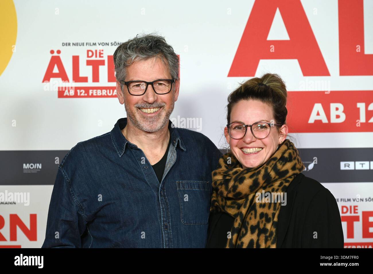 Regisseur Wolfgang Groos mit seiner Frau Jasmin kommt zur Premiere des ...