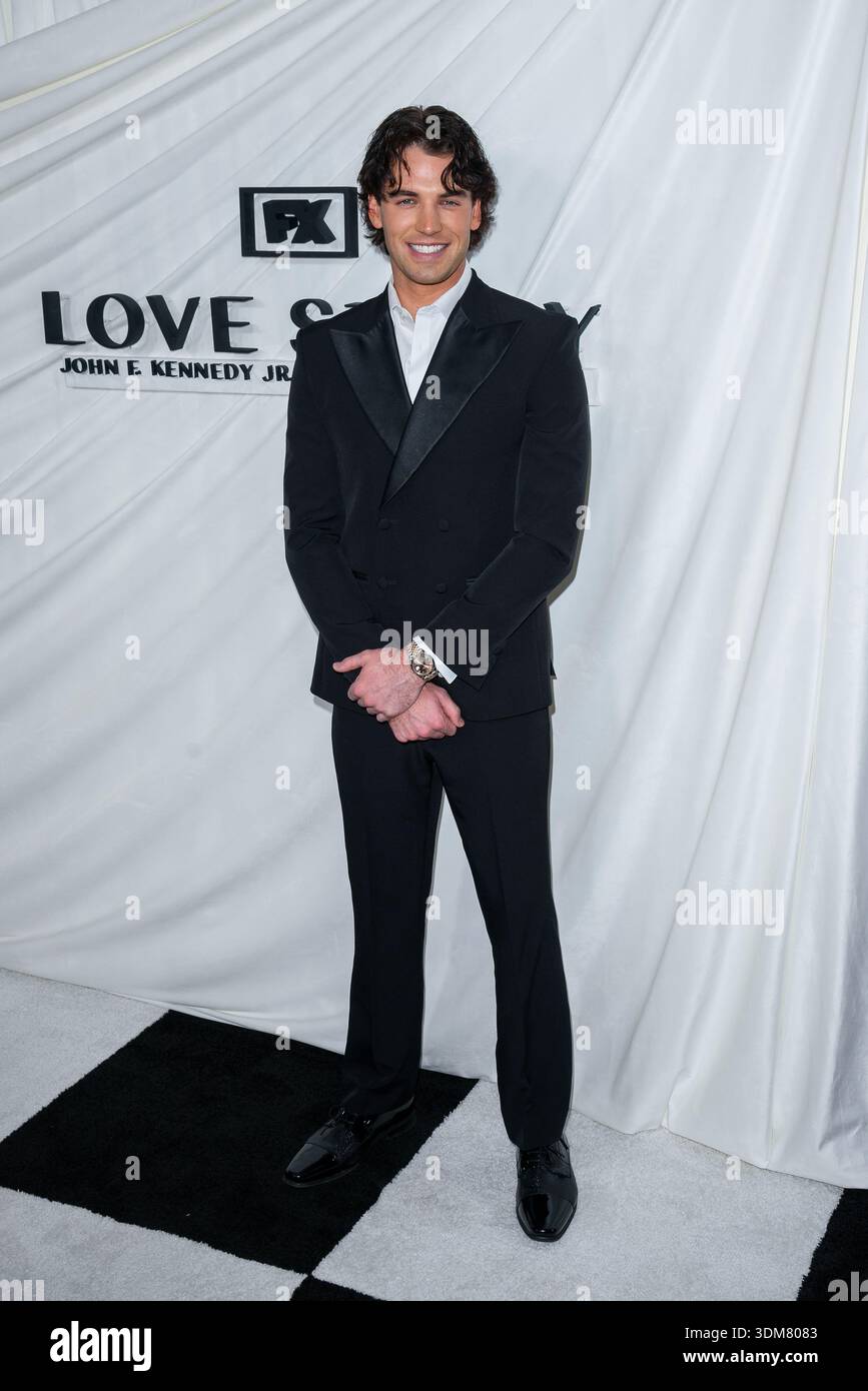 Photo by: ESBP/STAR MAX/IPx 2026 2/3/26 Noah Fearnley at the Red Carpet ...