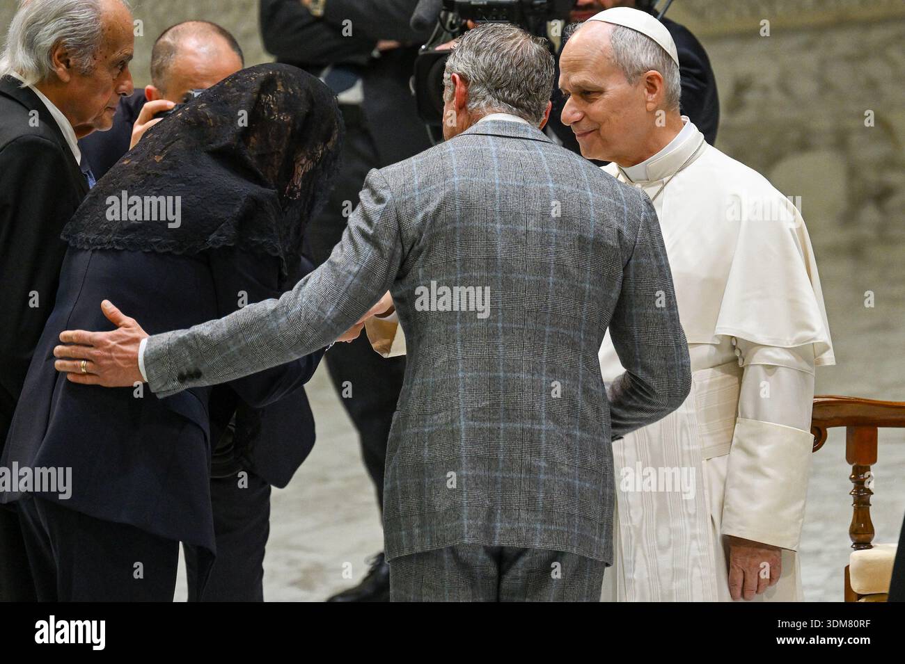 **NO LIBRI** Italy, Rome, Vatican, 2026/2/4.Pope Leo shakes hands with ...