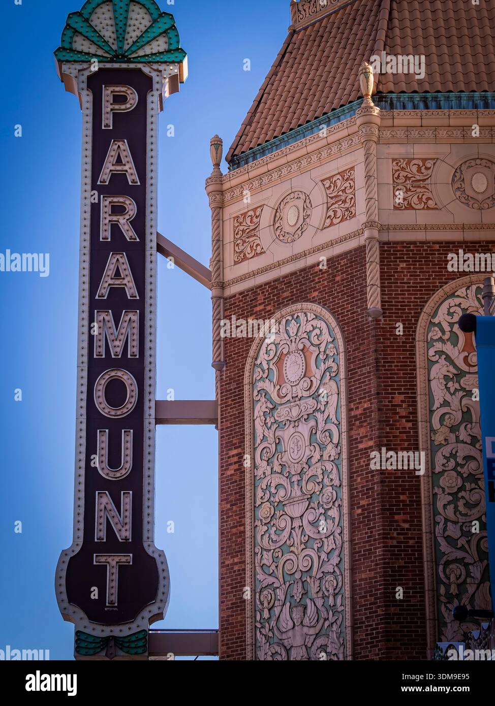 Facade iconic paramount building hi-res stock photography and images ...