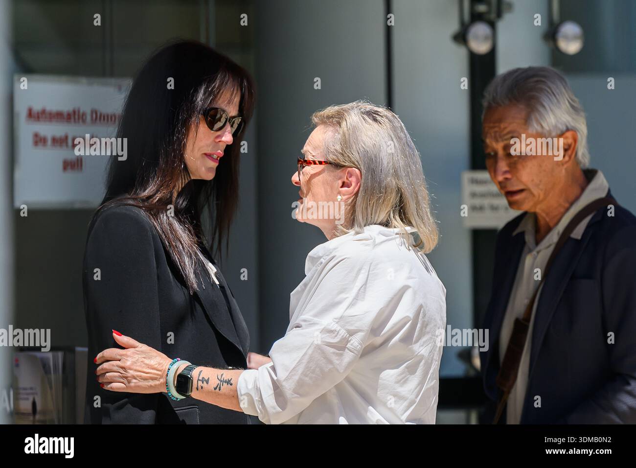 Julie Singleton (left), mother of victim Dawn Singleton, and Elizabeth ...