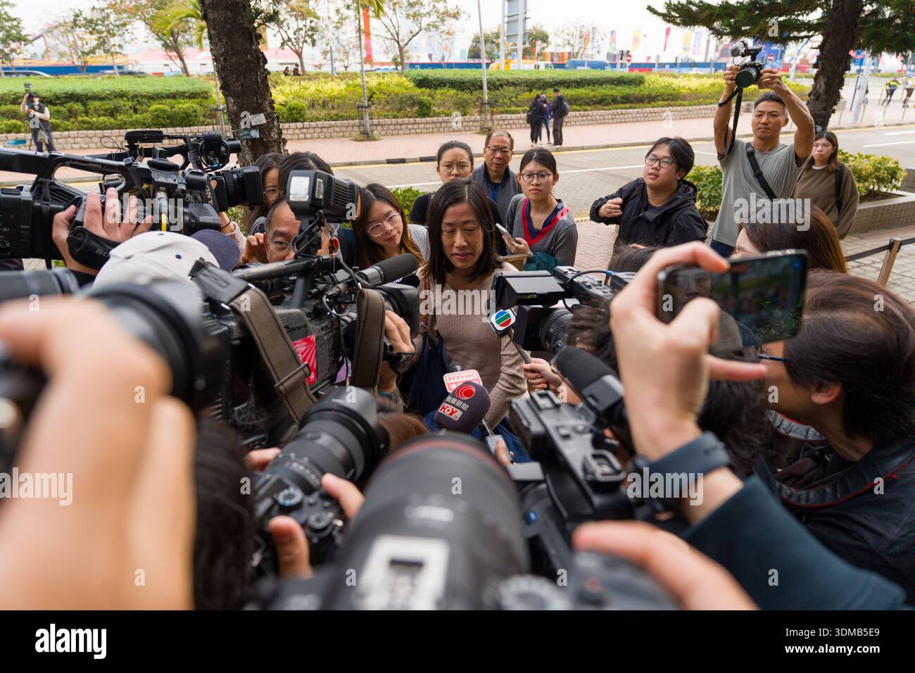 Members media interviewing woman hi-res stock photography and images ...