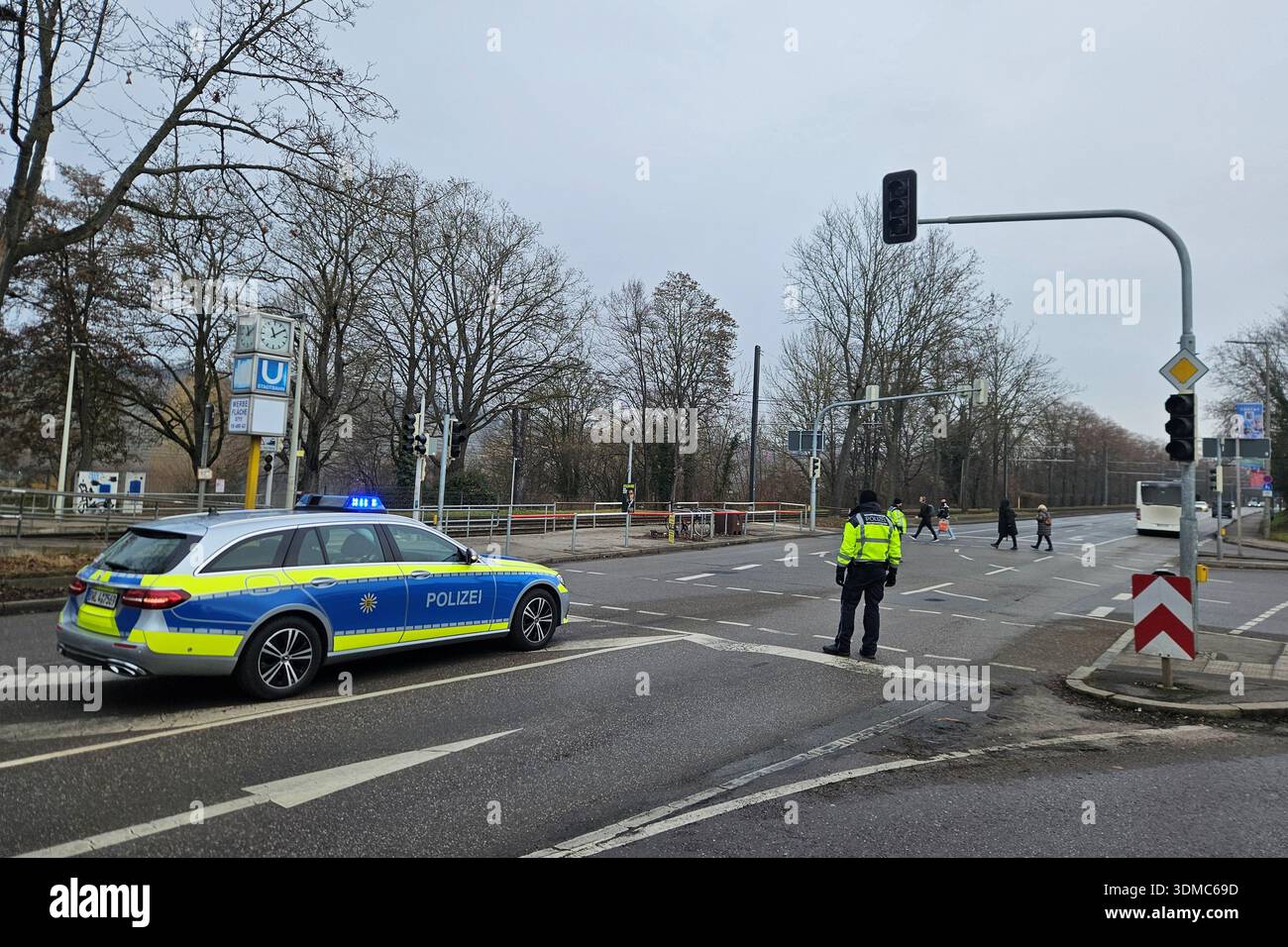 dpatop - 05 February 2026, Baden-Württemberg, Stuttgart: Police ...