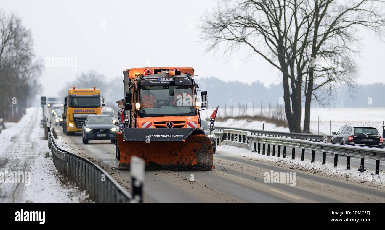05 February 2026, Lower Saxony, Lüneburg: A winter service vehicle is ...