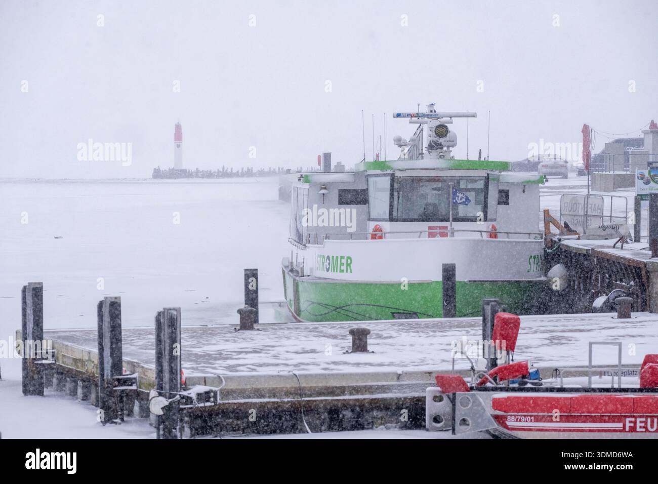 05 February 2026, Mecklenburg-Western Pomerania, Stralsund: Ships lie ...